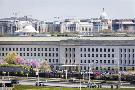 美媒：五角大楼军机泄密者是20多岁小伙 曾在军事基地工作 美媒 五角大楼 美国 新浪新闻