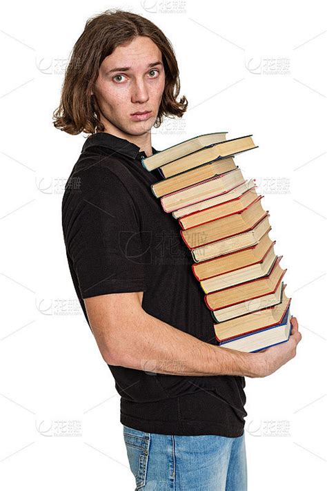 年轻的学生拿着一堆书