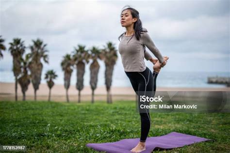 건강한 라이프 스타일과 요가 개념 야외에서 스트레칭 운동과 요가를 하는 아시아 여성 여자는 아침에 운동하고 명상한다 25 29