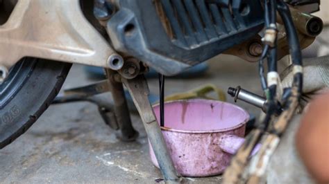 Cara Mengatasi Motor Ngebul Tanpa Bongkar Mesin OtoKuy