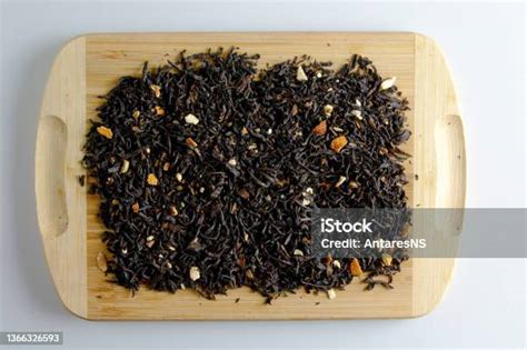 말린 감귤류 슬라이스와 껍질향기로운 홍차 잎의 배경 나무 판에 차 홍차의 건조한 질감 0명에 대한 스톡 사진 및 기타 이미지 0명 갈색 감귤류 과일 Istock
