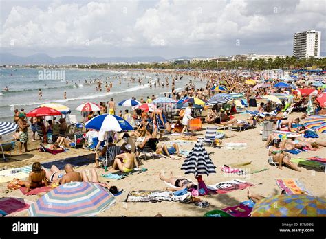 Crowded Beach Summer Hi Res Stock Photography And Images Alamy