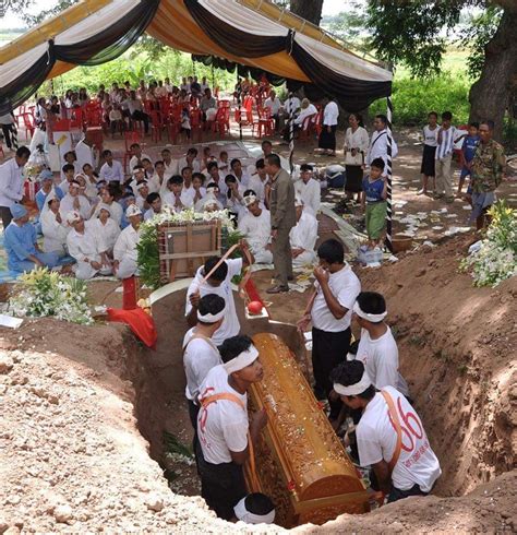 ខៀវ សុងហេង រៀបចំពិធីបុណ្យសព ខ្មែរ និង ចិន