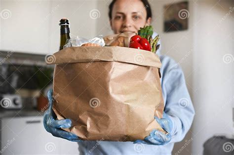 为掌握在自己手中，微笑着与一组的相机的人食品 与食品供应危机粮食储备的纸袋为 库存照片 图片 包括有 英俊 容器 213391660