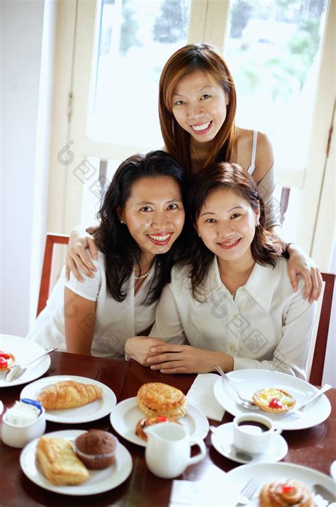三名女子在咖啡厅图片 包图网企业站