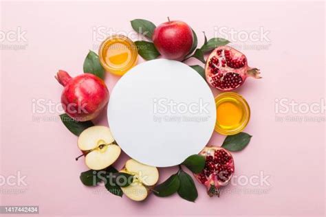 빈 전단지 포스터와 기호와 플랫 누워 구성 유태인 로쉬 하샤나 휴일 속성 컬러 배경 새해 휴일 전통 복사 공간 모형이 있는 위쪽