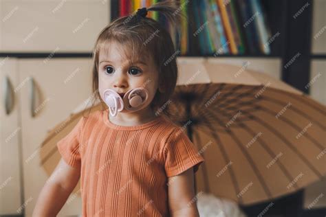Retrato Engraçado De Uma Menina Chupando Duas Chupetas Ao Mesmo Tempo E