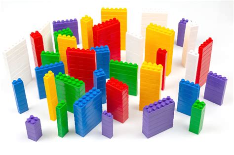 다층 건물의 형태로 흰색 배경에 플라스틱 생성자의 컬러 블록 현대 건물과 주택의 개념 개념에 대한 스톡 사진 및 기타 이미지 개념 개발 건설 산업 Istock