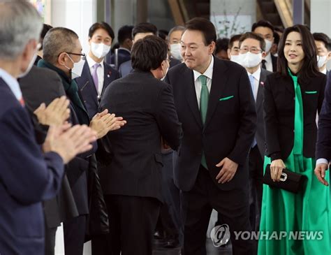 문화예술인 신년 인사회 입장하는 윤석열 대통령 내외 연합뉴스