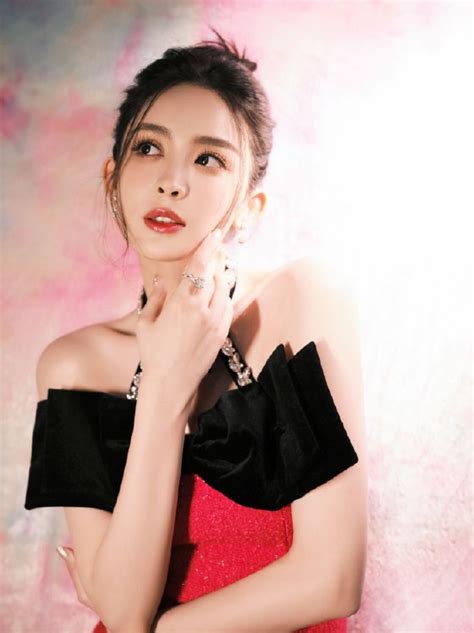 娜扎穿挂脖蝴蝶结抹胸裙秀香肩 手拿莓果扎丸子头甜美俏皮手机新浪网