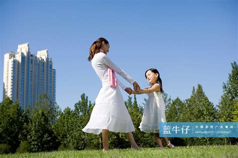 母女在一起嬉戏 蓝牛仔影像 中国原创广告影像素材