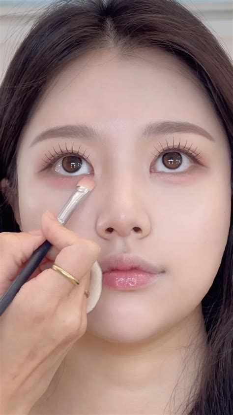 더클래스모나크 예진실장💄 인형미모에 내가 좋아하는 색조 입혀드리기 🫶🏻👑👸🏻메이크업 하는 내내 넘 이뻐서 엄마미소…🫢🩷블려셔 립은 12일 출시 두근두근 진짜 이쁜