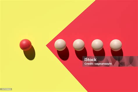 리더십과지도 개념 빨간색 구를 향해 움직이는 나무 구체 3d 렌더링 리더십에 대한 스톡 사진 및 기타 이미지 리더십 개념