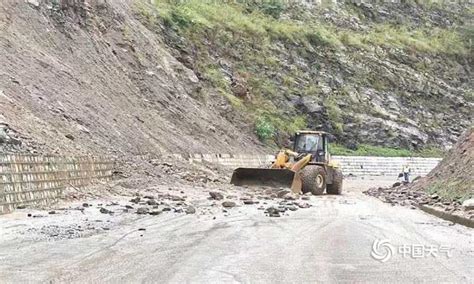 云南红河因强降雨致公路滑坡交通中断