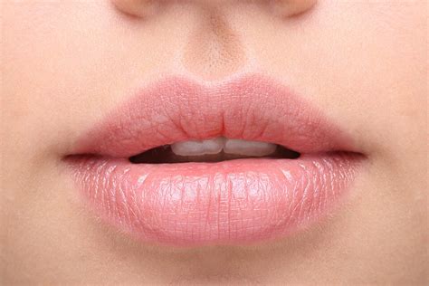 嘴唇乾常常抿嘴唇？皮膚科醫師：改善嘴唇乾燥，要避開這 5 大誤區