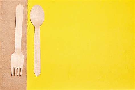대나무 나무와 종이로 만든 친환경 일회용 식기 천연 소재 나무 숟가락 포크 친환경소재의 일회용 식기 텍스트에 대 한 배치 나무 일회용 티스푼의 레이아웃 0에 대한 스톡 사진