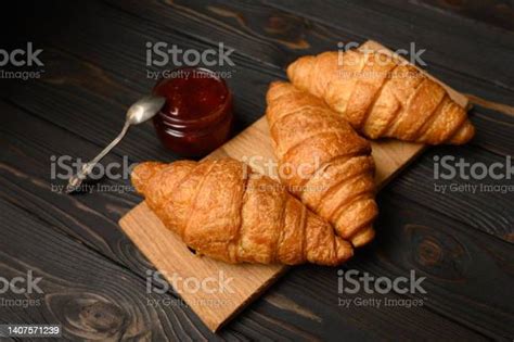 나무 테이블에 잼이있는 맛있고 맛있는 크로와상 건강한 생활방식에 대한 스톡 사진 및 기타 이미지 건강한 생활방식 건강한