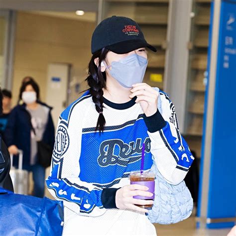 휘뚜루마뚜루 7만원대 데일리백 안유진 공항패션 하늘색 가방 숄더백 브랜드는 Cos 코스 구름백 네이버 블로그