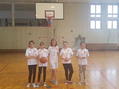 Zawody dzielnicowe dziewcząt w mini piłkę koszykówkę Szkoła