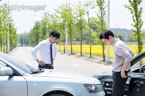도로 자동차 사고 교통사고 파괴 컨셉 걱정 어두운표정 충돌사고 시비 불만 이미지 Jv11147279 게티이미지뱅크