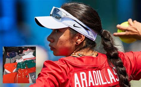 Steffy Aradillas mostró que tiene todos los uniformes de softbol de Mé Mediotiempo