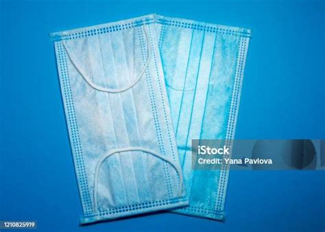 복사 공간 상단보기와 파란색 배경에 두 개의 호흡 의료 보호 마스크 박테리아에서 절차 마스크 보호 개념입니다 0명에 대한 스톡