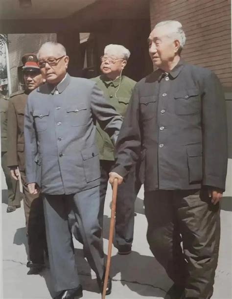 88年紅四方面軍四巨頭的合影徐向前穿著大棉褲太樸素了 每日頭條