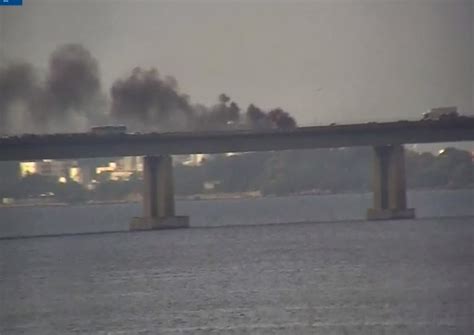 Carro Rebocando Trailer Pega Fogo Na Ponte Rio Niterói E Vira Notícia