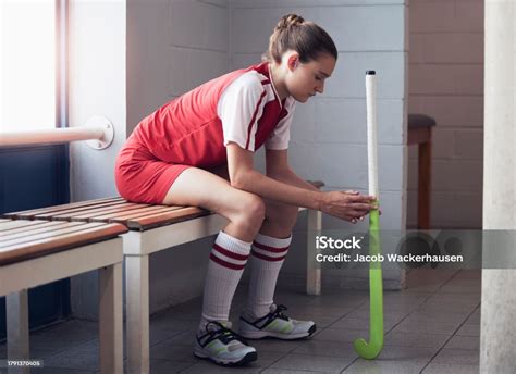 하키 스포츠 그리고 경쟁적인 경기에서 패배한 후 라커룸의 벤치에 있는 여성 선수와의 패배 피트니스 운동 스포츠 클럽 탈의실에서 여성 하키 선수와 함께 슬픔 스포츠에 대한