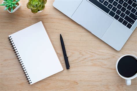 나무 테이블 사무실에서 직장 노트북과 커피가있는 노트북 위에서 의 상단보기 디자이너의 현대 창조적 인 작품을위한 공간 빈 복사 공간으로 평평하게 누워 있습니다 비즈니스 및