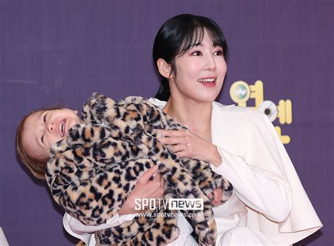 [포토s] 사유리 귀여운 아들 젠과 함께 네이트 뉴스