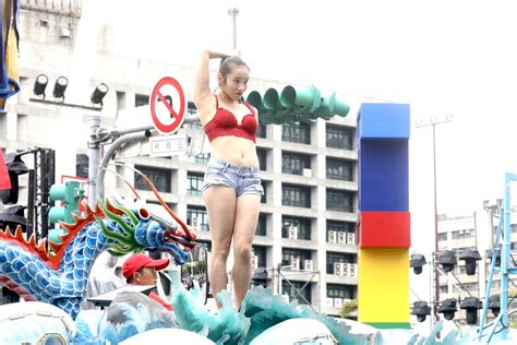 圖輯台灣燈會踩街遊行登場 19組表演團體嗨翻全場 上報 焦點