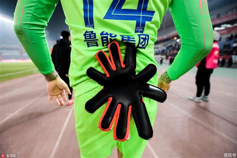 鲁能球员赛后谢场 大雷屁股“开花” 佩莱喜笑颜开 搜狐大视野 搜狐新闻