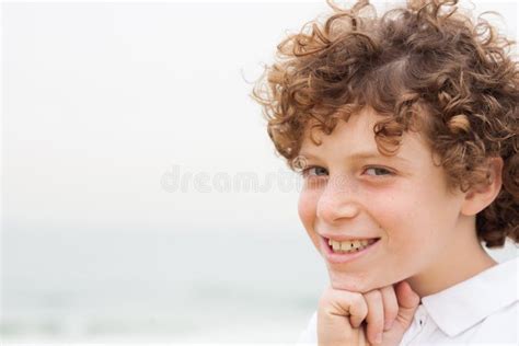 Muchacho Sonriente Joven Feliz En Al Aire Libre Foto De Archivo