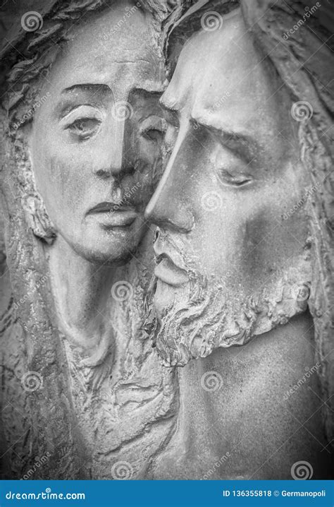 Virgen María Del Pieta De La Estatua Que Detiene a Jesús Foto de