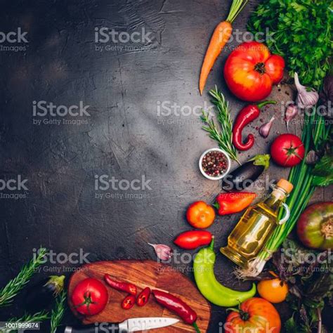 빈티지 배경 평면도 배너에 건강 요리에 대 한 신선한 재료로 원시 유기농 야채 채식 이나 다이어트 식품 개념입니다 무료 텍스트