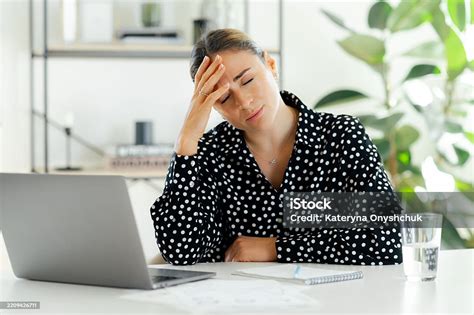 피곤하고 화가 난 백인 사업가는 사무실의 책상에 앉아 눈을 감고 좌절감에 한 손으로 머리를 잡고 노트북으로 작업하는 동안 스트레스와 피로를 보입니다 35 39세에 대한 스톡