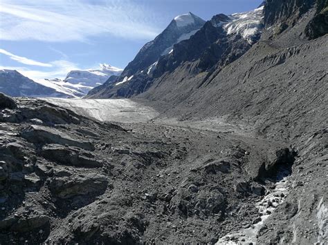Passerelle De Corbassière En Dessus De Fionnay Dans Le Canton Du Valais