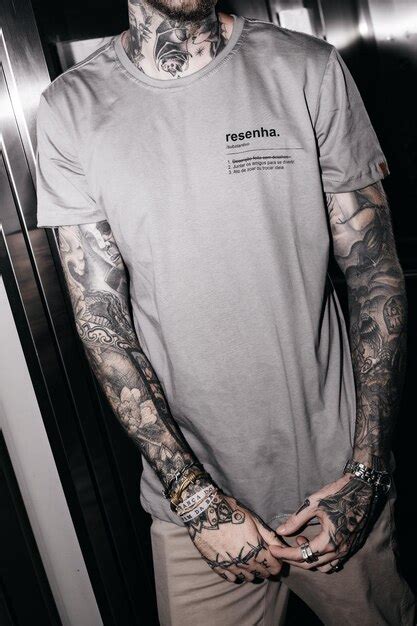 Premium Photo A Man Wearing A Gray Shirt With The Word Reshava On It