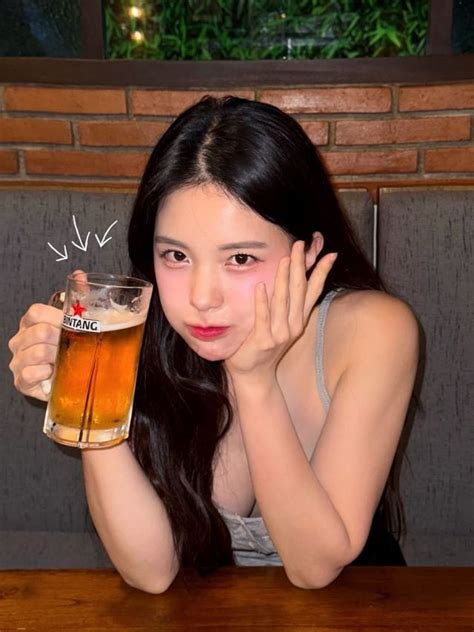 치어리더 이다혜 가슴골 노출 패션으로 한잔할래아찔 부산파이낸셜뉴스