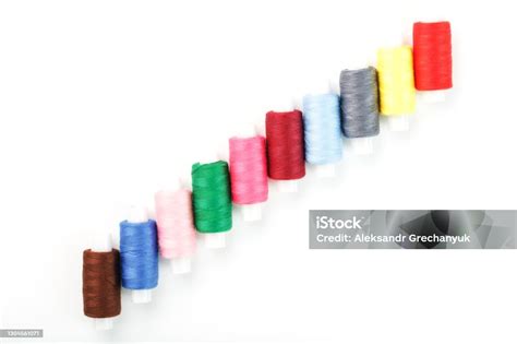 흰색 배경에 고립 된 행에 여러 가지 빛깔의 다채로운 면 공예 바느질 스레드 0명에 대한 스톡 사진 및 기타 이미지 0명 공예 꿰매기 Istock
