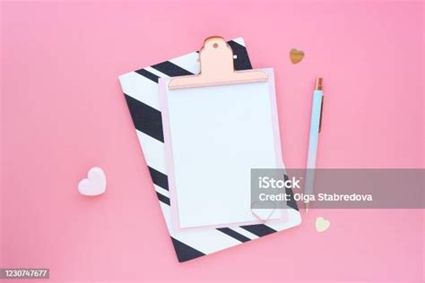 분홍색 클립 보드 펜 종이 클립 줄무늬 노트북과 분홍색 배경에 마음을 조롱 텍스트의 공백입니다 평면 레이아웃 상단 보기 계획에