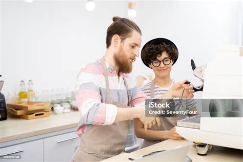 바리 스타 에스프레소 Machin를 사용 하 여 새 직원을 교육 경험 교습에 대한 스톡 사진 및 기타 이미지 교습 기계류 남자 Istock