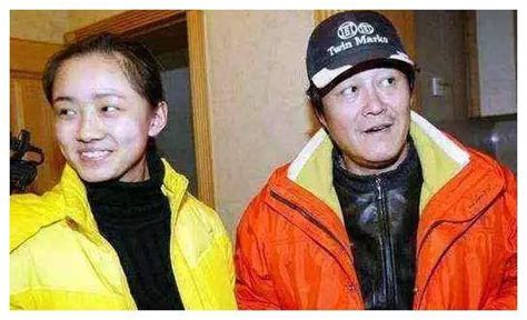 她因美貌被赵本山看上，拒绝“陪”吃饭遭封杀，今化身人民教师！财经头条