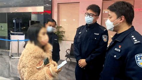 “我妈妈的照片全在手机里”她在派出所几度哽咽