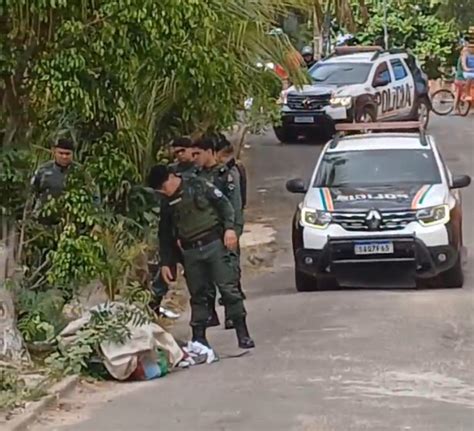 Corpo de homem é encontrado enrolado em rede em meio ao lixo em avenida de Fortaleza
