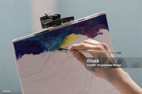 소녀 예술가는 기름을 그리는 캔버스에 그림을 그립니다 도장 프로세스의 클로즈업 그리기에 대한 스톡 사진 및 기타 이미지
