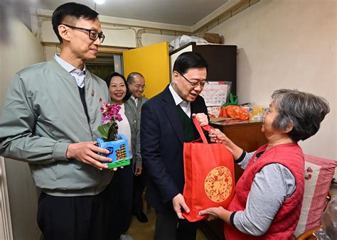 特區政府主要官員開展十八區歲晚關愛家訪活動（附圖／短片）