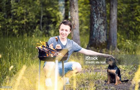 Bbq 그릴에 소시지를 요리 하는 십대 소년 가정 생활에 대한 스톡 사진 및 기타 이미지 가정 생활 고기 구이 Istock