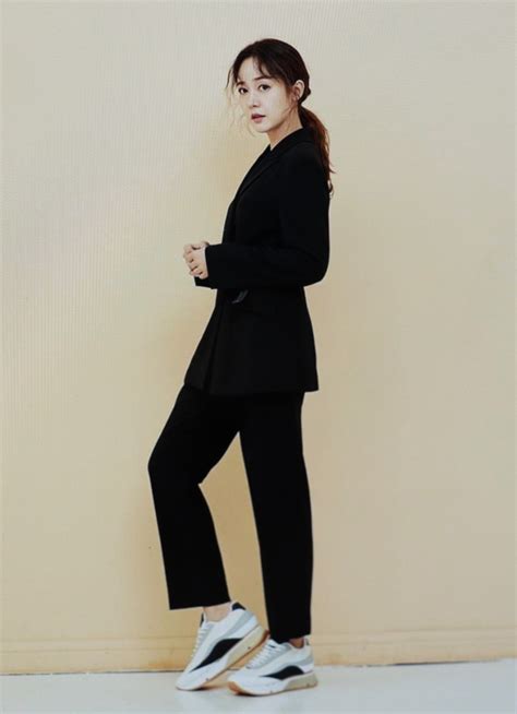 여자 정장에 어울리는 운동화 코디 연예인 패션으로 센스 충전 네이버 블로그